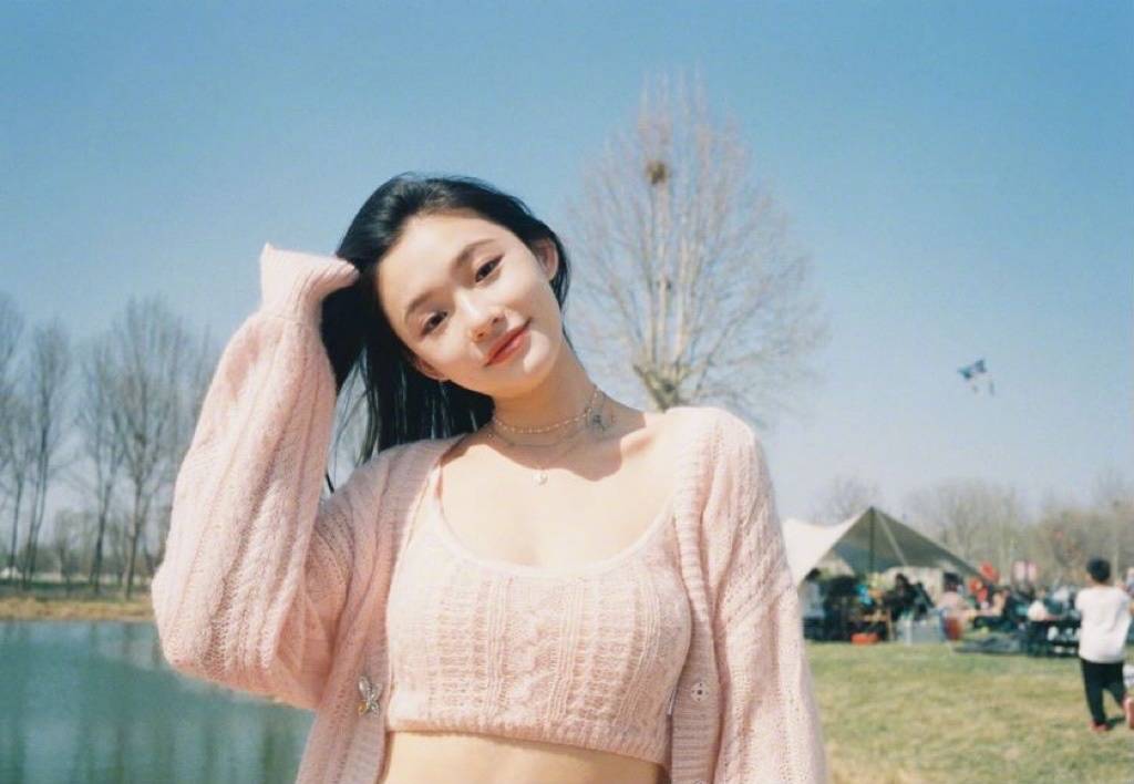 林允分享春日随拍美照 与好友郊游野餐小秀事业线 搜狐大视野 搜狐新闻