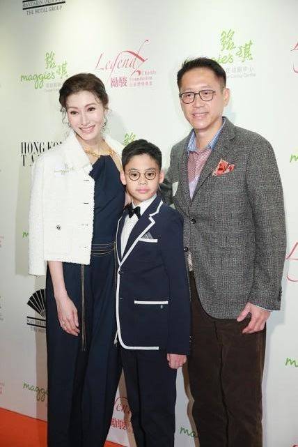 李嘉欣和老公儿子同框，穿连体裤潇洒大气-搜狐大视野-搜狐新闻