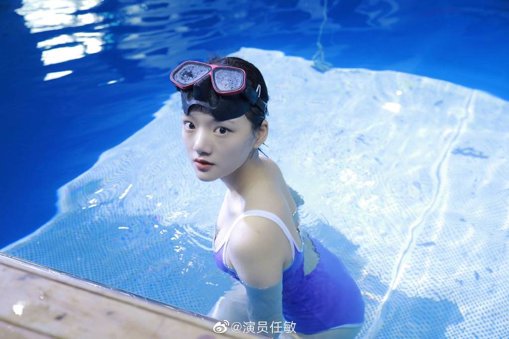 夏日限定！任敏晒水中泳装照 素颜皮肤白皙 搜狐大视野 搜狐新闻 4941