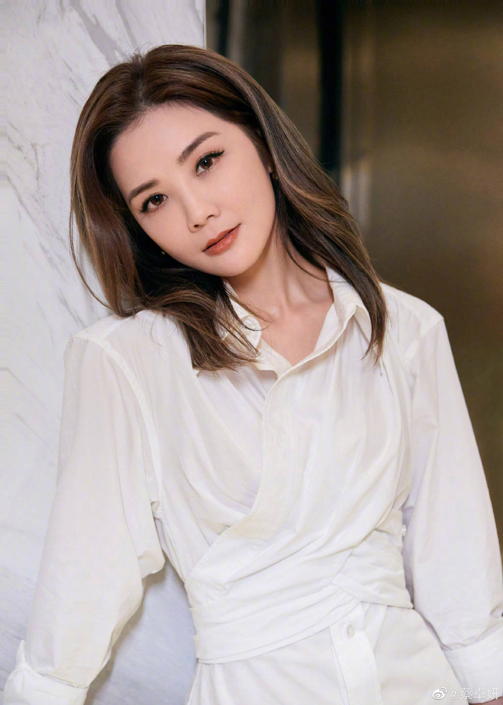 阿Sa晒迷人工作照 穿白色衬衫裙笑容甜-搜狐大视野-搜狐新闻