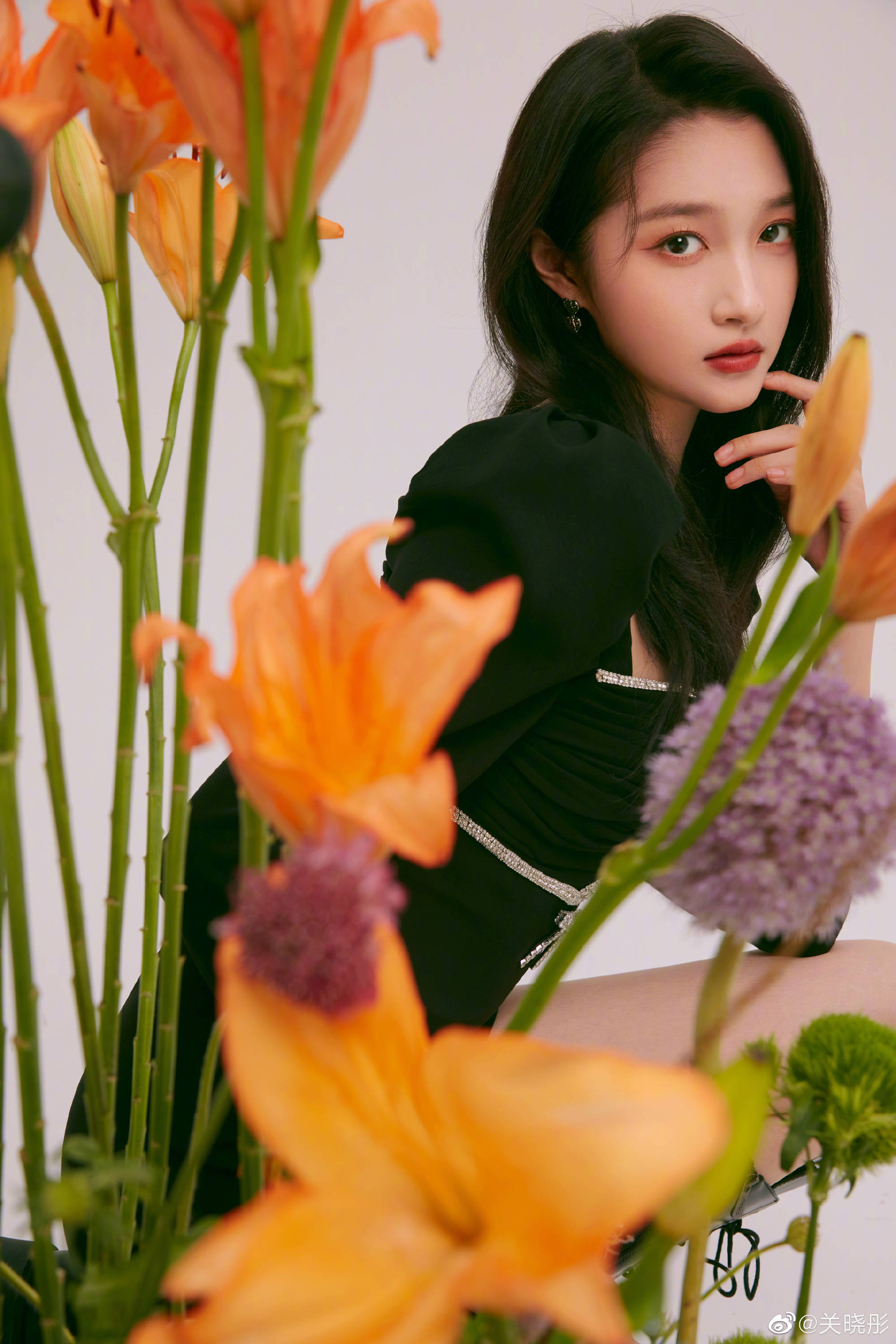 关晓彤穿紧身连衣裙秀玲珑曲线 肤白腿长娇俏典雅 搜狐大视野 搜狐新闻