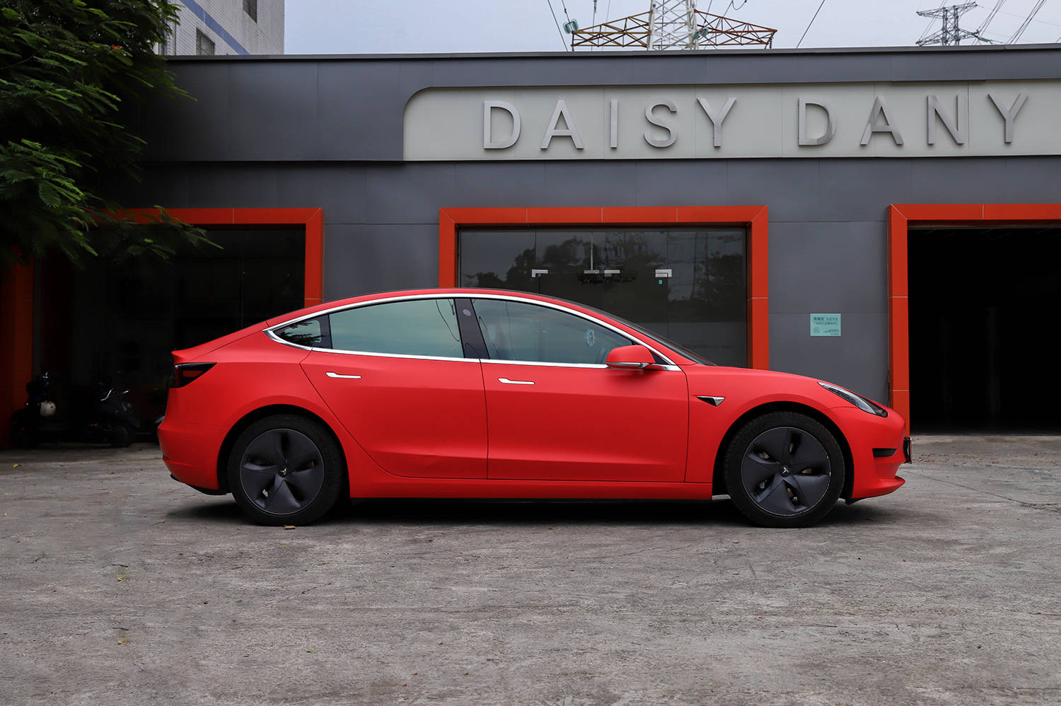 黛尔丝丹妮改色膜,特斯拉model3 消光法拉利红案例_搜狐汽车_搜狐网