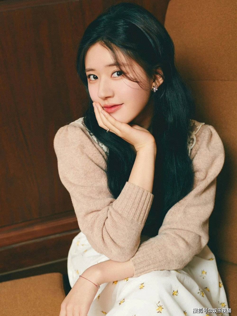 赵露思气质甜美，碎花连衣裙清新浪漫，少女感爆棚 搜狐大视野 搜狐新闻