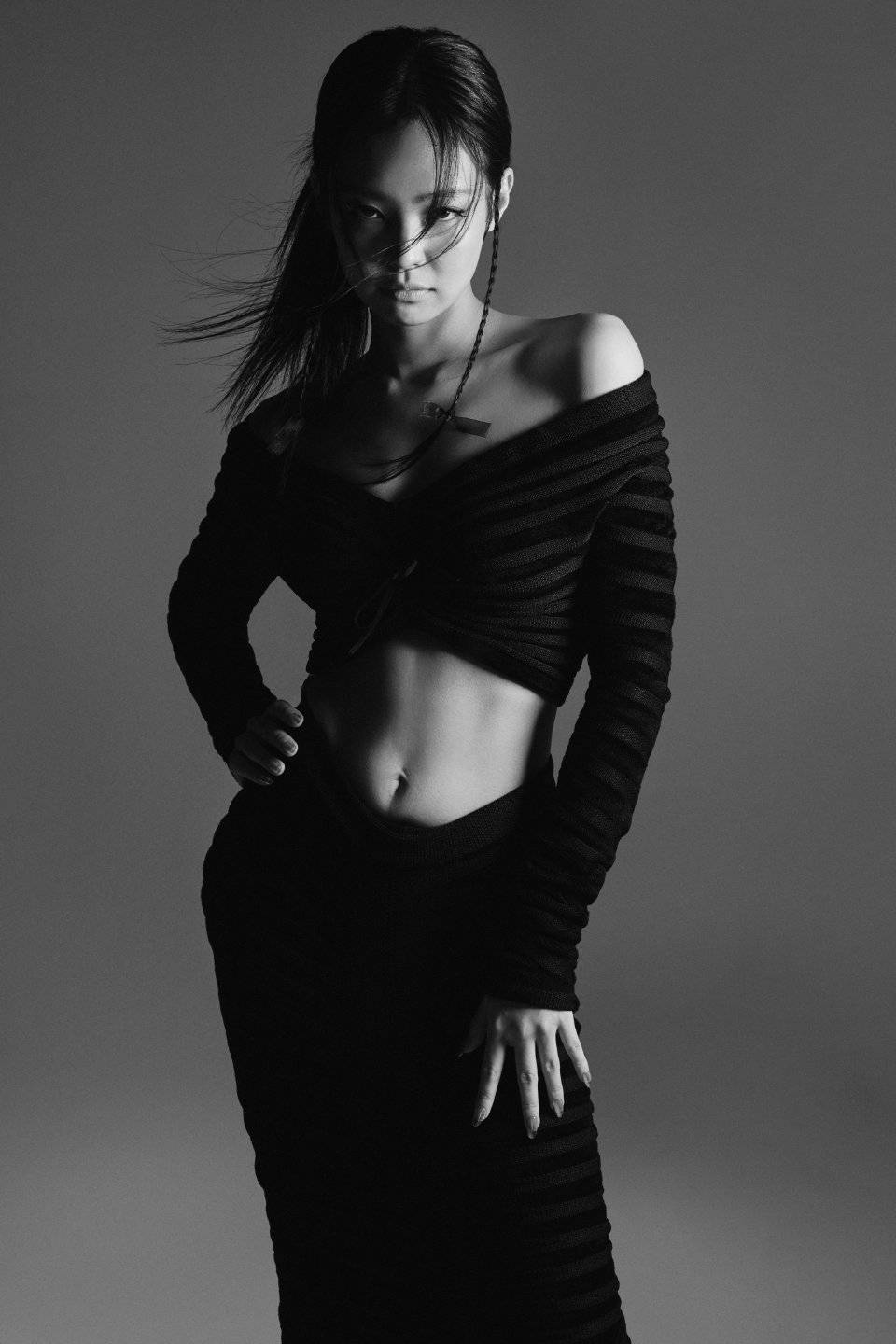 Jennie蝴蝶结抹胸裙火力全开 眼神犀利大秀好身材-搜狐大视野-搜狐新闻