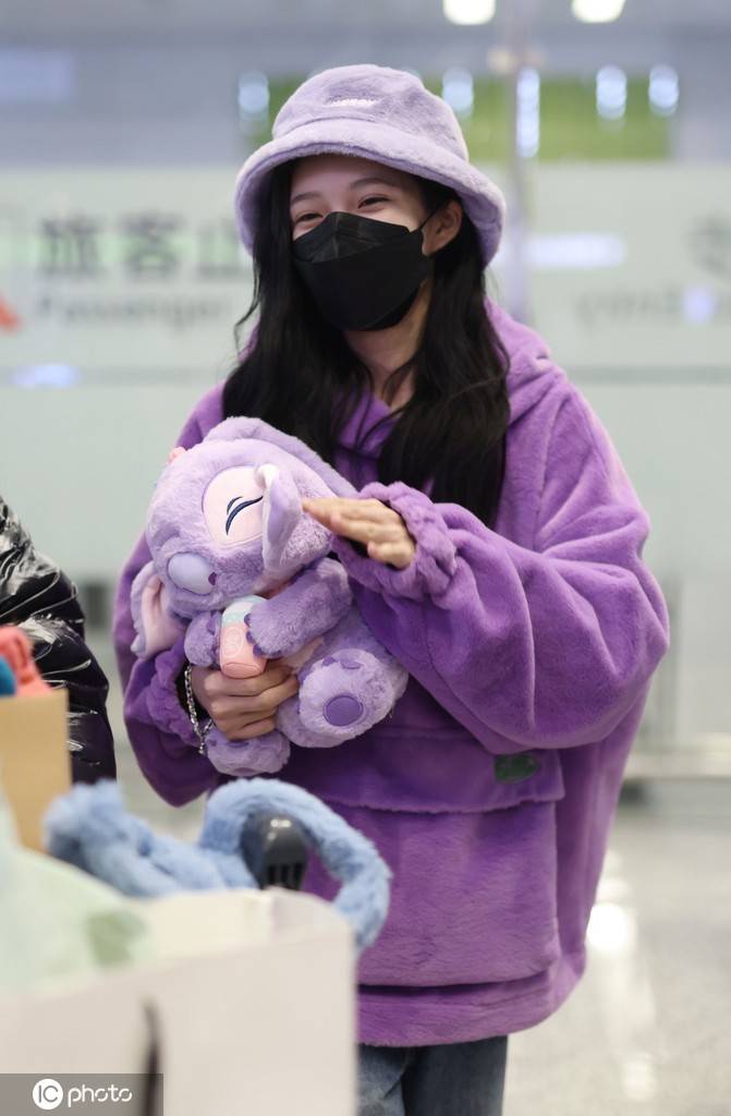 沈梦瑶现身虹桥机场 手捧粉丝送的礼物心情大好-搜狐大视野-搜狐新闻