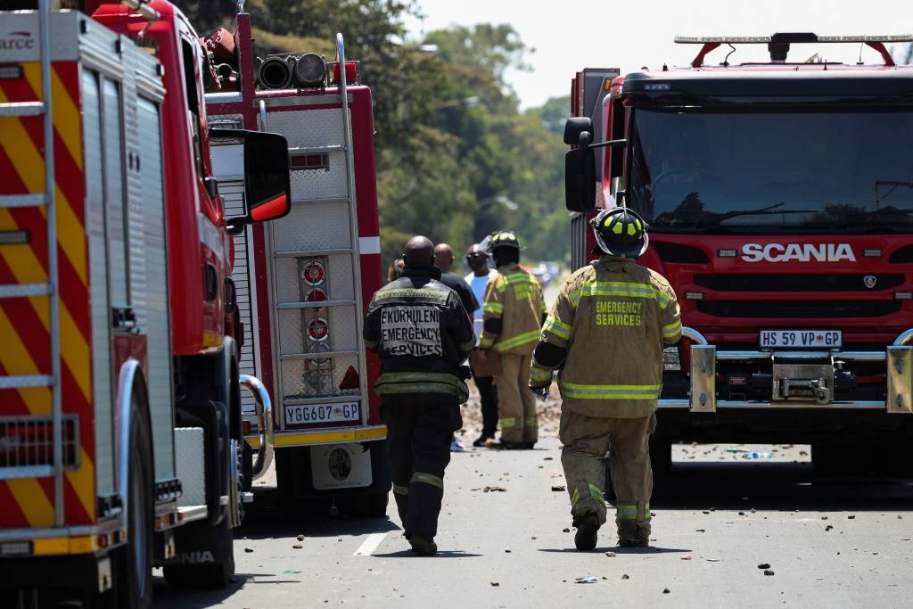 南非一油罐车爆炸致10人死亡 约50人受伤 搜狐大视野 搜狐新闻