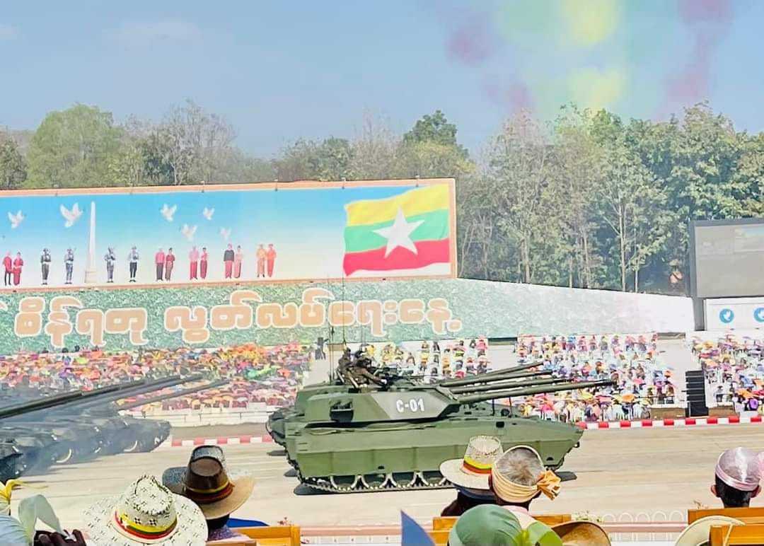 缅甸钻石禧年独立日阅兵式上首款“国产”MMT-40轻型坦克正式亮相_轮式_突击炮_缅军