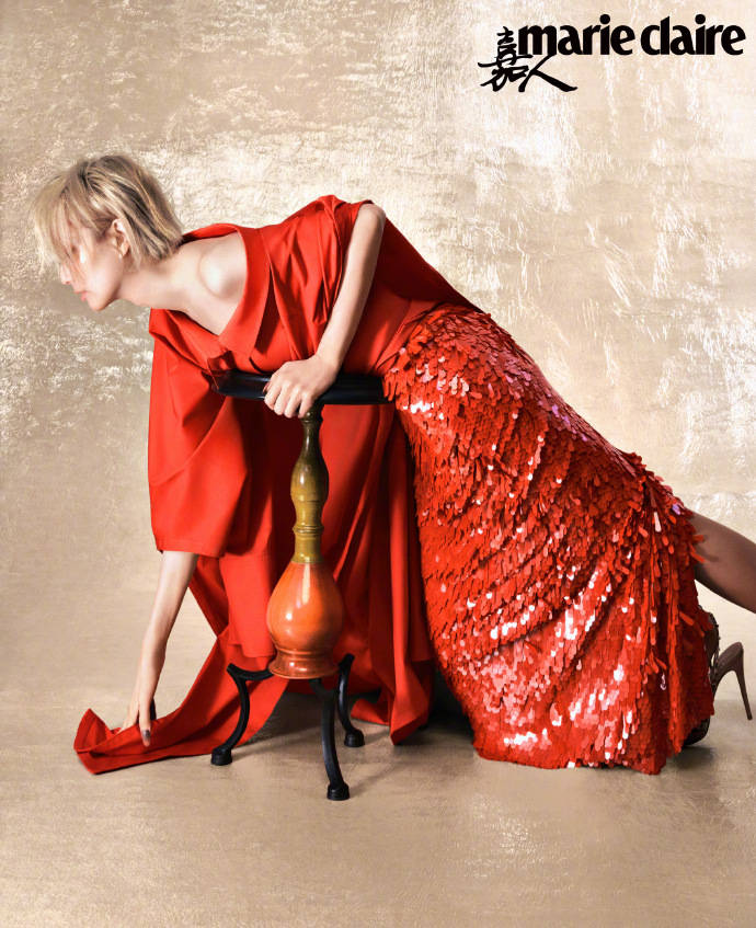 郑秀文登封面大片！身着美艳红衣秀香肩肌肤白嫩-搜狐大视野-搜狐新闻