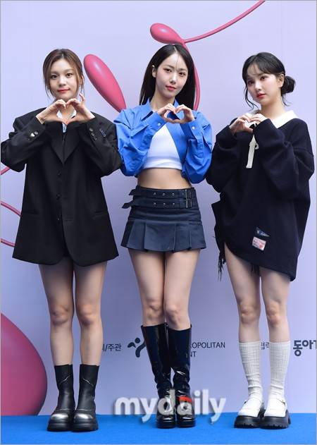 朴诗妍VIVIZ等艺人出席2023F/W首尔时装周-搜狐大视野-搜狐新闻