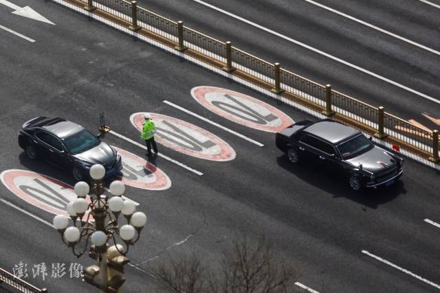 法国总统马克龙访华 乘坐车辆经过北京长安街-搜狐大视野-搜狐新闻