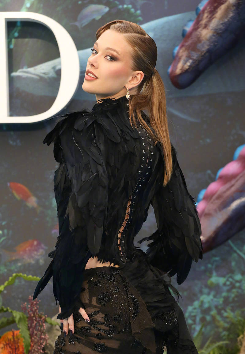 《小美人鱼》伦敦首映 哈莉·贝利 鱼尾纱裙秀身材 搜狐大视野 搜狐新闻