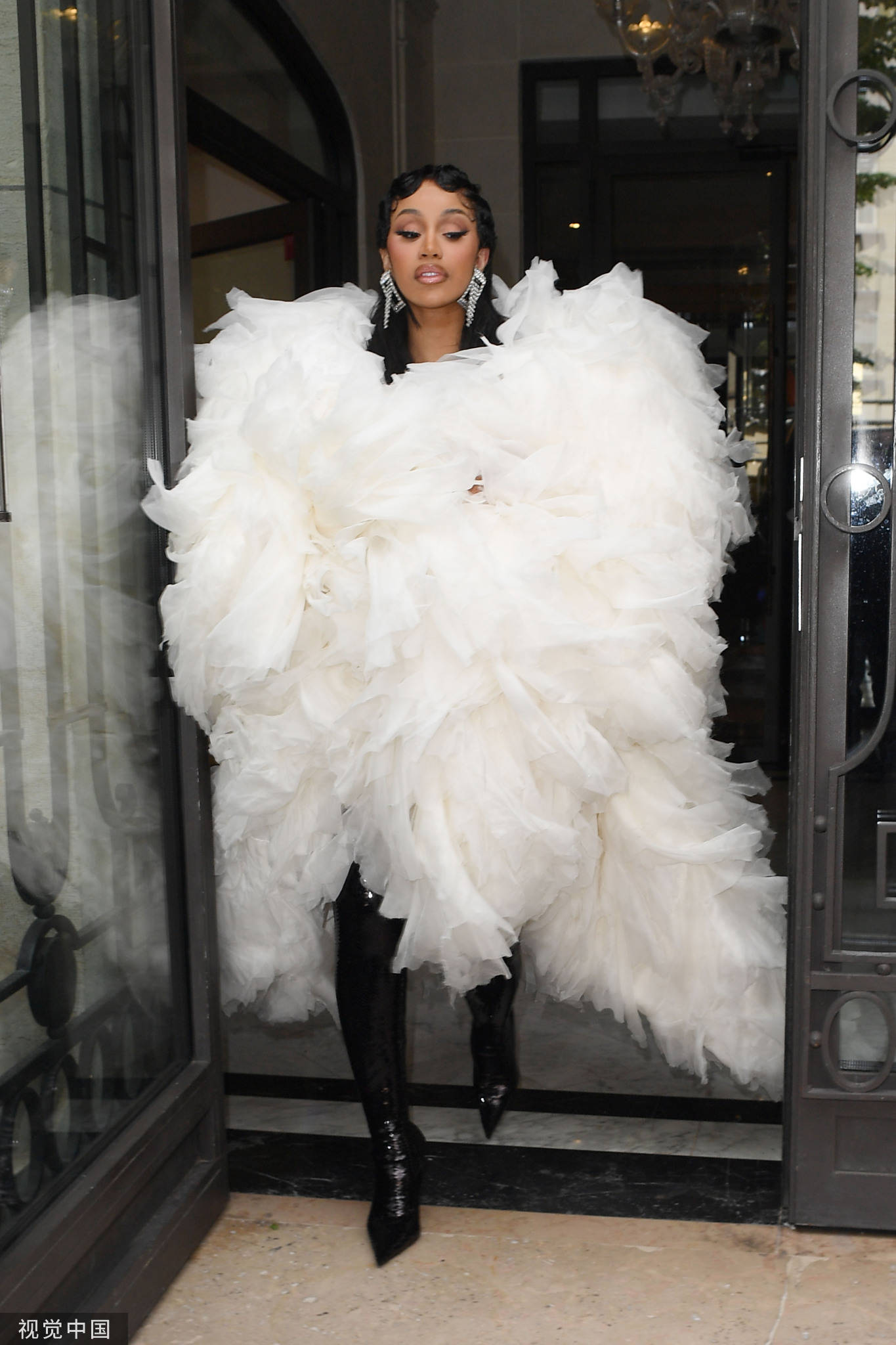 Cardi B一身夸张系白纱长裙 脚踩黑色尖头鞋很slay-搜狐大视野-搜狐新闻