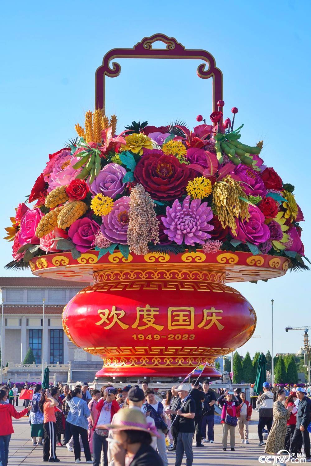 “祝福祖国”巨型花篮在天安门广场亮相-搜狐大视野-搜狐新闻