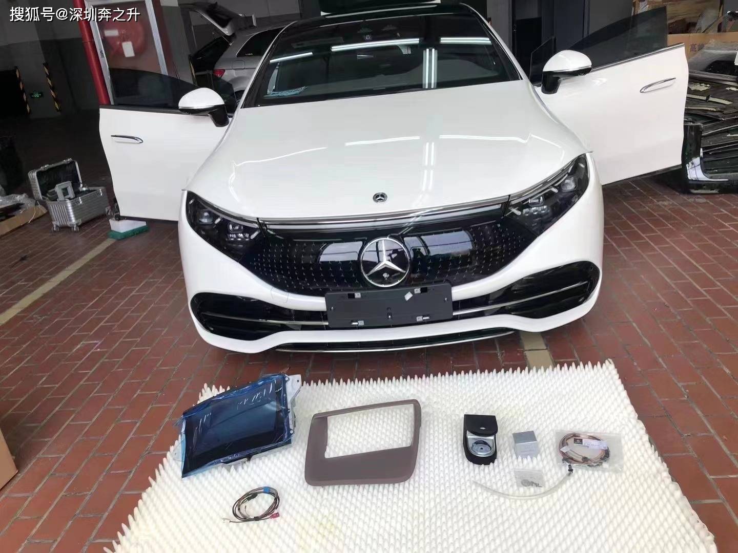 新款奔驰EQS升级原厂抬头显示HUD效果怎么样_搜狐汽车_搜狐网