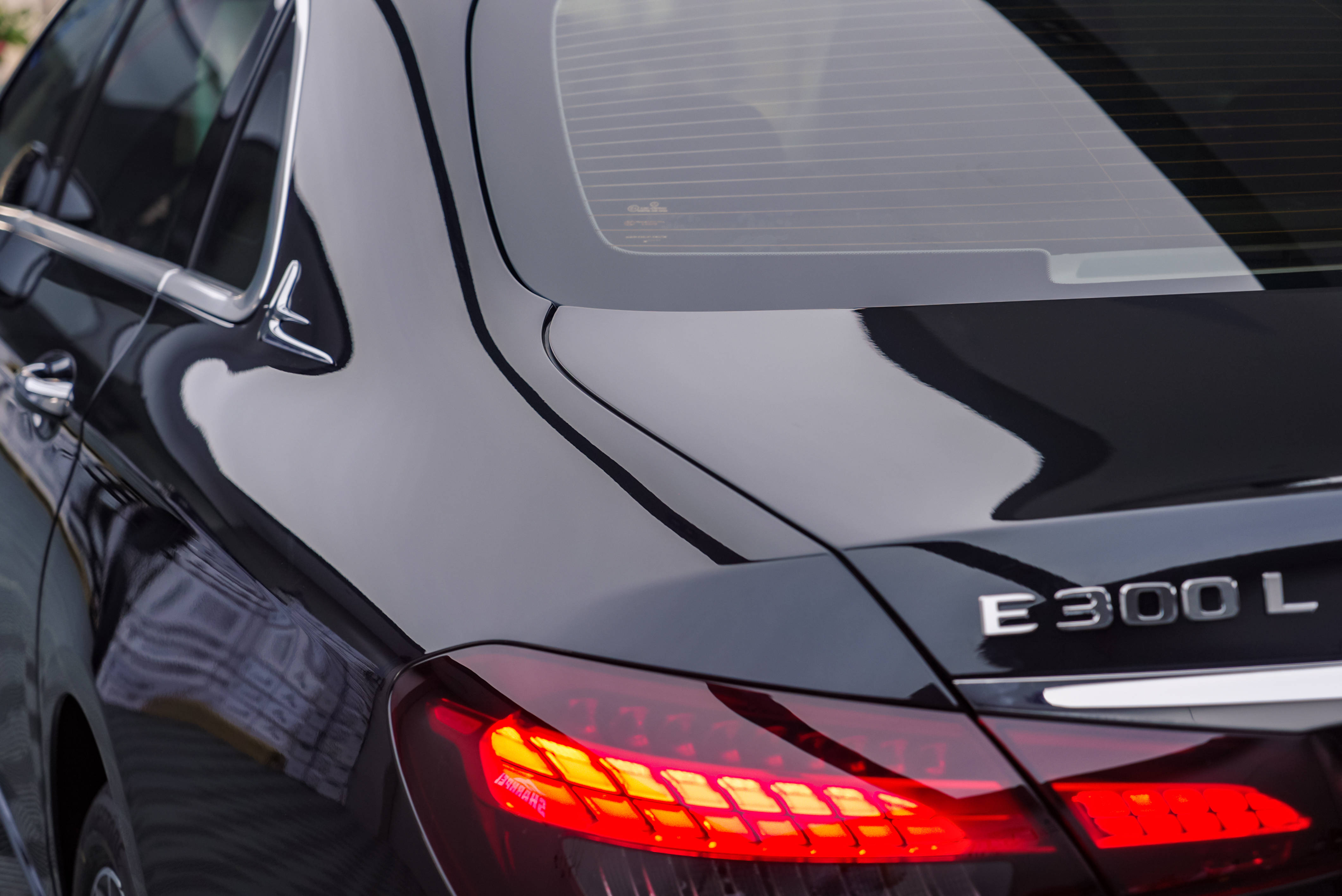 奔驰E300L贴隐形车衣，漆面高亮才是它的基本素养！_搜狐汽车_搜狐网