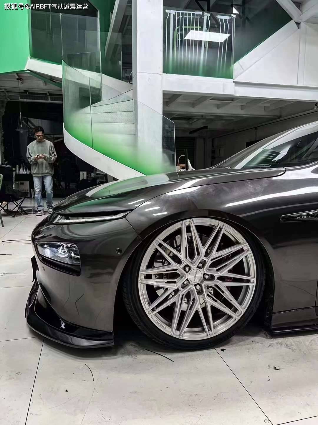 #低调黑武士#小鹏P7改装AIRBFT气囊减震_搜狐汽车_搜狐网