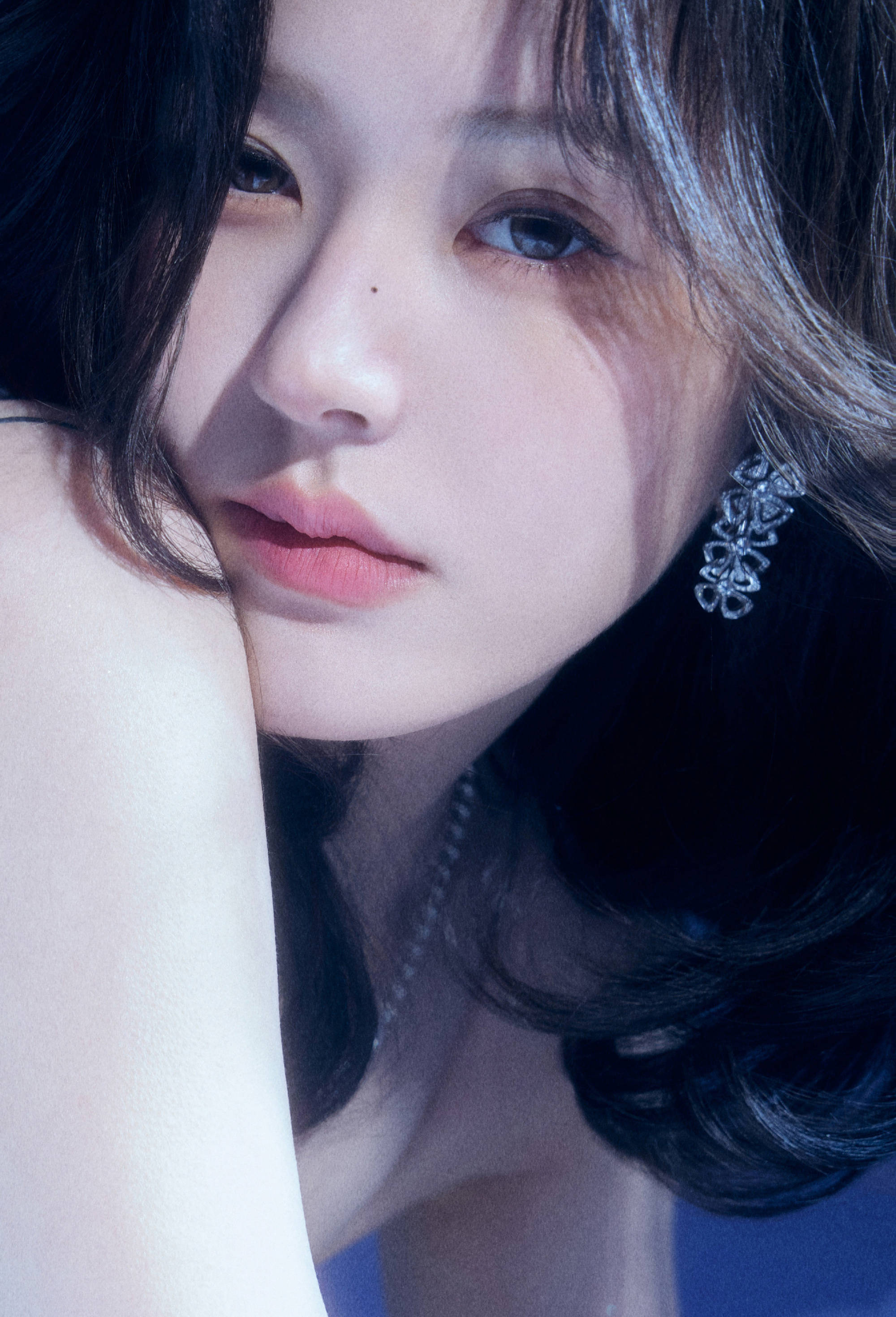 赵露思穿蝴蝶结吊带裙拍大片 秀性感身材肌肤白嫩-搜狐大视野-搜狐新闻