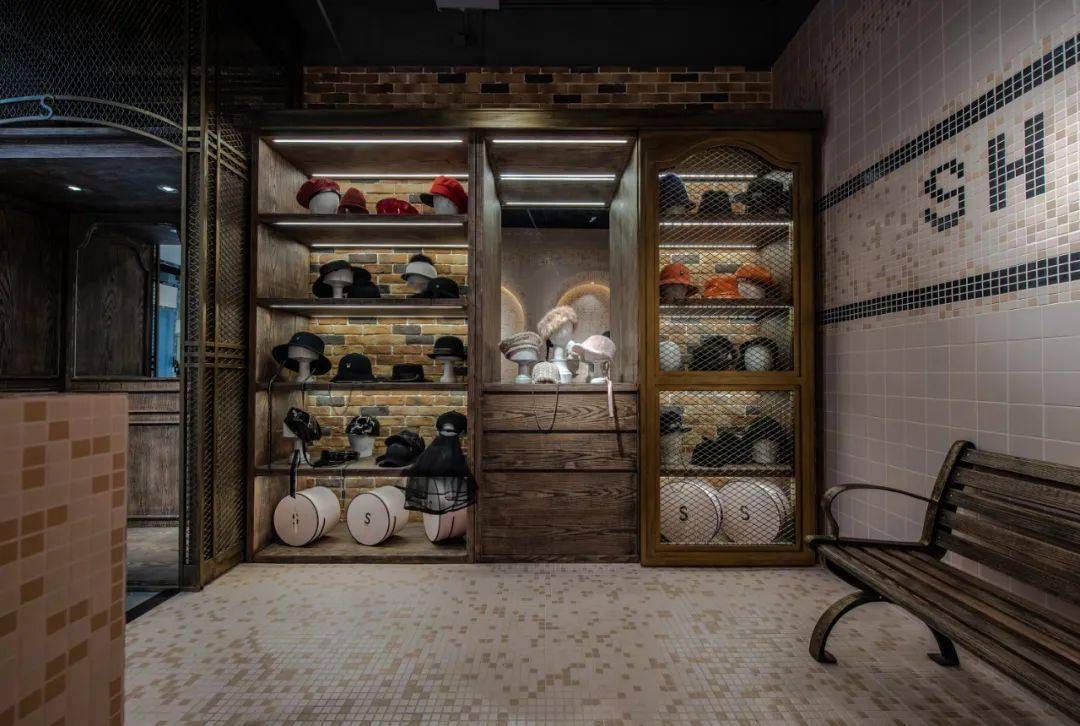 逆势入驻成都远洋太古里，原创帽饰设计品牌SHINE LI讲述八年心路历程 | iziRetail热点_帽子