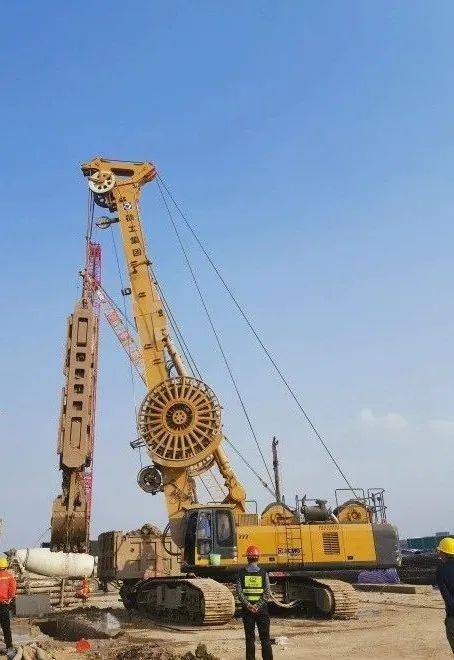 超深连续墙，徐工XG700E液压抓斗跳挖法施工工法 - 液压汇