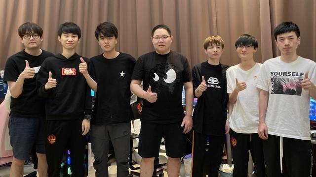 PDD复播回应假赛事件！LPL名额一个亿，YM进LPL再卖名额不香吗_电竞