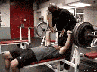 小伙卧推100KG杠铃滑落被砸，内脏撕裂出血2600毫升_健身