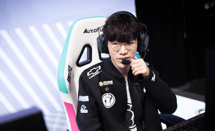 IG不敌RNG，TheShy纳尔失误上热搜！微笑：真的就离谱_比赛