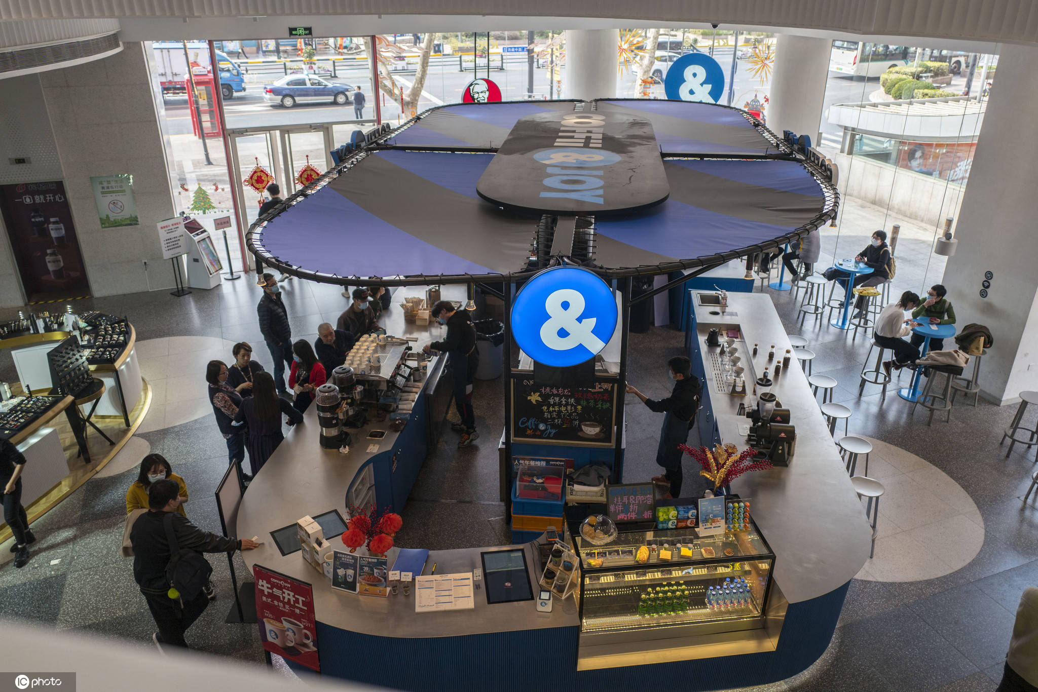 百胜中国旗下独立咖啡品牌COFFii&JOY人气不错_COFFii&JOY