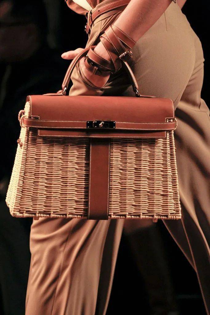 爱马仕推出编织版铂金包，中国版《VOGUE》新主编确定，2020微博之夜星光跃动…_手袋