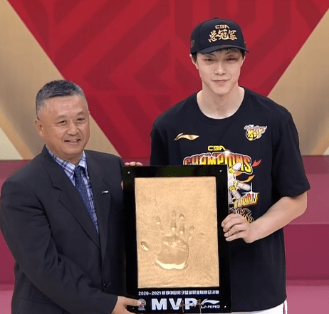 CBA颁奖，姚明占据C位！杜锋捧杯，赵睿穿马尚球衣，MVP妈妈落泪_胡明轩