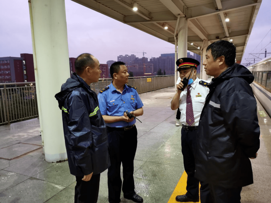 防汛一线党旗红｜洪水无情，武陟有爱！来自山西G695次列车滞留武陟，武陟的做法超暖心_列车长