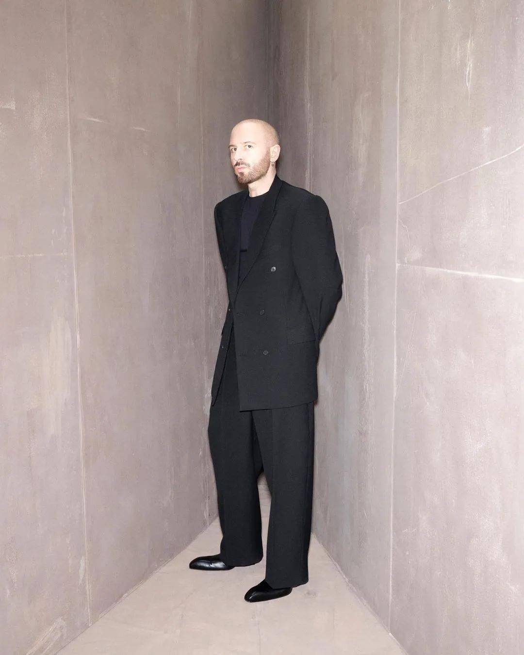 BFRND：从高定秀场模特，到独立音乐人的完美转变。_Demna