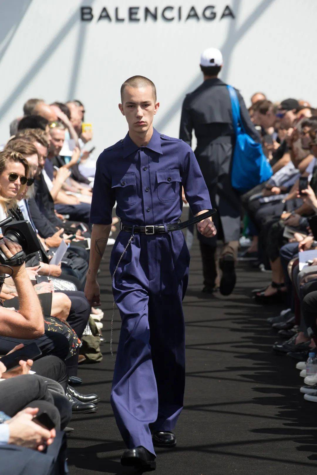 BFRND：从高定秀场模特，到独立音乐人的完美转变。_Demna