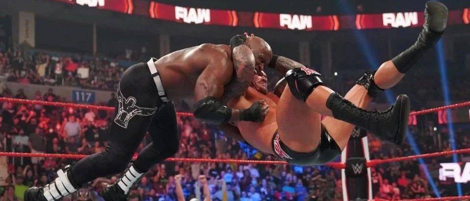 RAW：“战神”高柏霸气放话，毒蛇出击，鲍比·莱斯利惨遭RKO！_德鲁