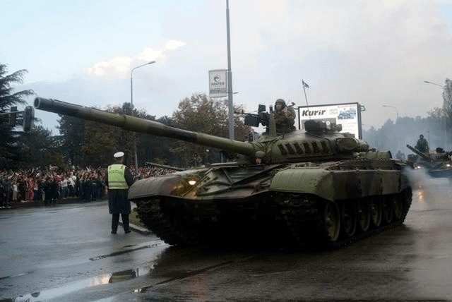 装甲丨巴尔干重骑兵！新一代M-84AS2主战坦克！_塞尔维亚