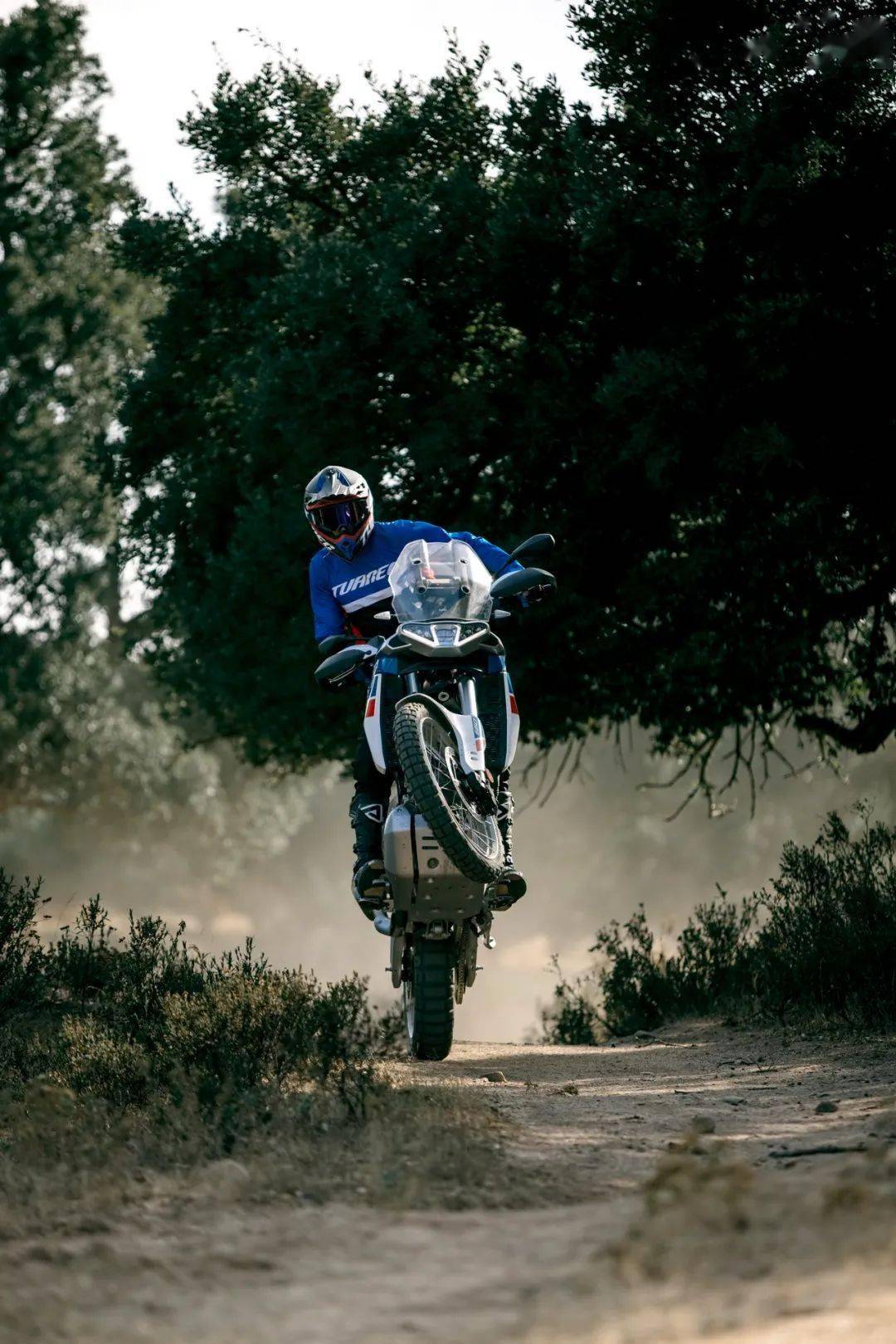 阿普利亚 全新探险车 Tuareg 660：户外特写_搜狐汽车_搜狐网