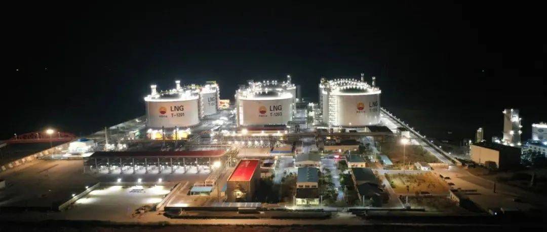 业内首次！世界最大LNG船夜间顺利离泊洋口港_乌姆_船舶_江苏