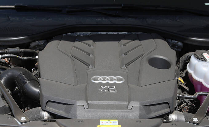 奥迪高端版A8L到店实拍，内饰真豪华，3.0T动力，还看迈巴赫S级？_搜狐汽车_搜狐网