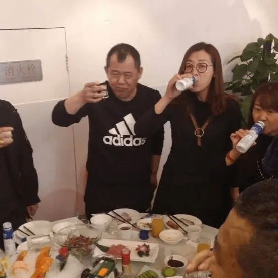 酒桌轮到你敬酒，别傻坐着不知道说啥，记住这3句万能的话，足够_领导_饭局_职场