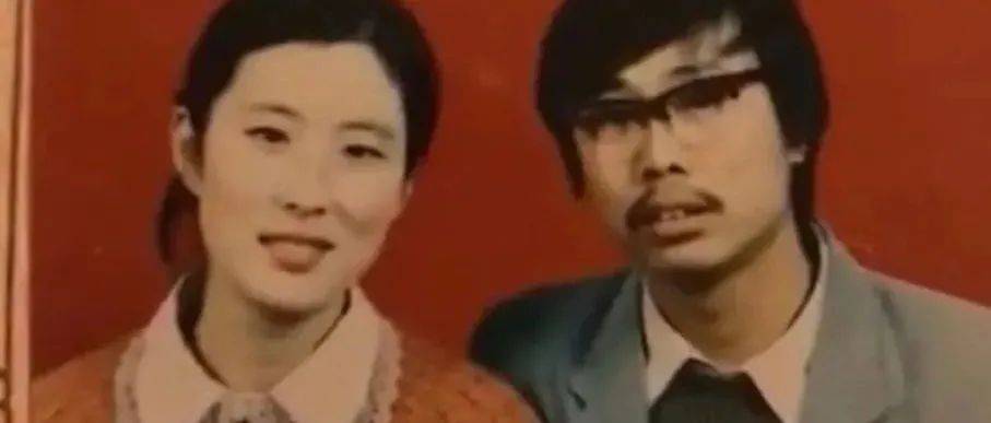 妈，你当年咋看上我爸的？”网友晒父母结婚照，笑抽了！感觉因为颜系