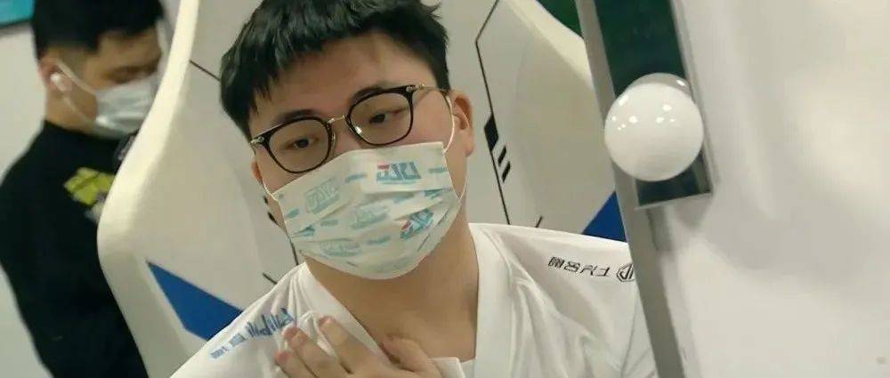 Uzi不上场BLG首局惨败！TheShy格温0-2开局，中期依然爆炸凯瑞_战队_比赛_小龙