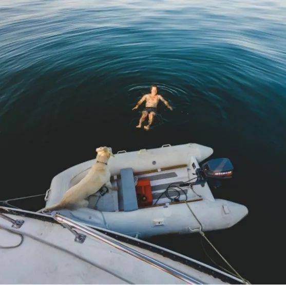 加拿大夫妻攒钱10年买下3套房，全都卖掉只为生活在海上_Taryn_Logan_life