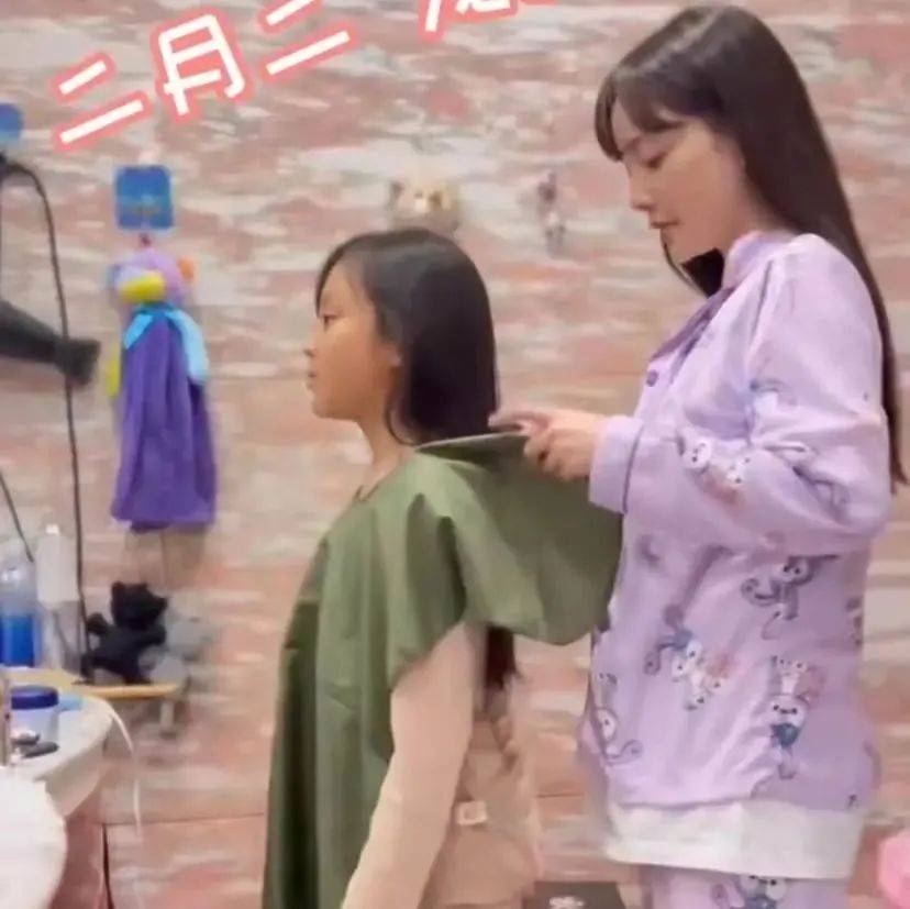 李小璐亲自为甜馨理发，素颜穿睡衣跪地打扫，家中豪华化妆间曝光贾乃亮头发母女