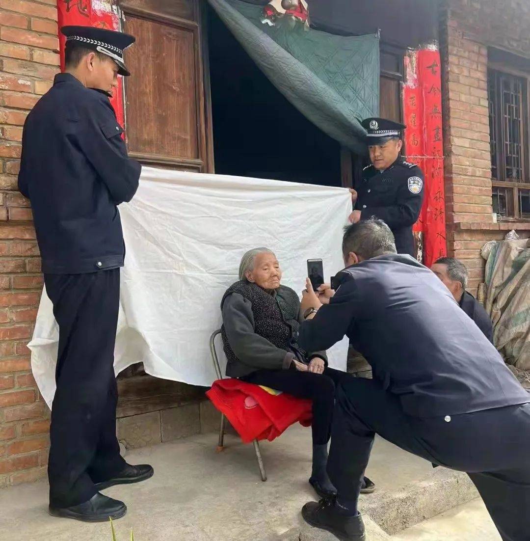 【百万警进千万家】上门办理身份证 贴心服务解民忧_刘某_群众_活动
