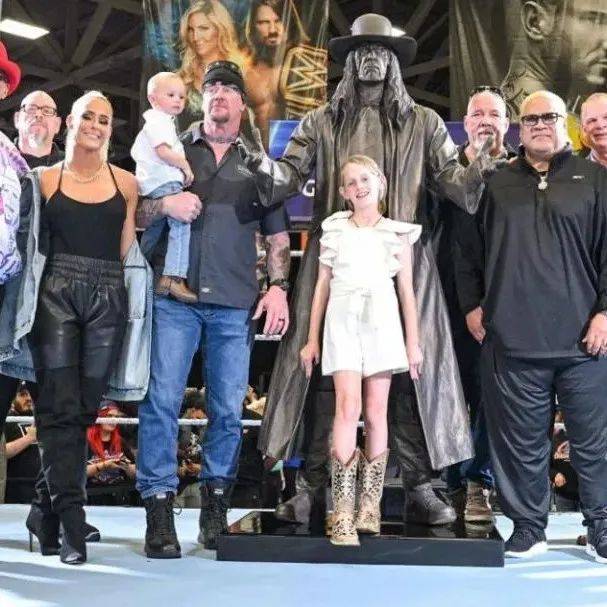 送葬者今天正式入选WWE名人堂，老麦，大锤多位传奇前来祝贺！_文斯麦克曼_McMahon_Vince