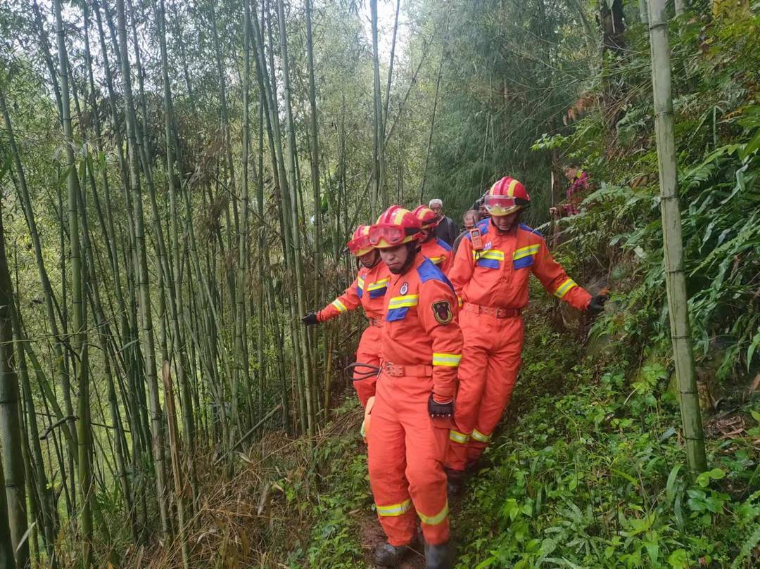 老人上山撒化肥摔断腿 消防紧急救援化肥上山救援