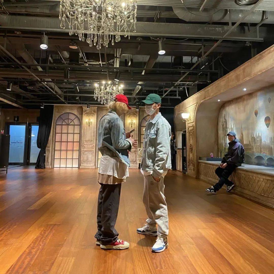 最新YG舞伴INS晒和权志龙合照_舞伴