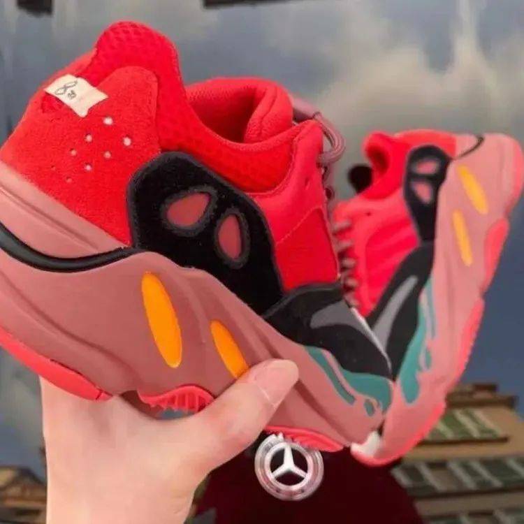 红十月还是EVA配色？YEEZY 又有“骚气”设计即将发售！_马尼亚_红色_组合