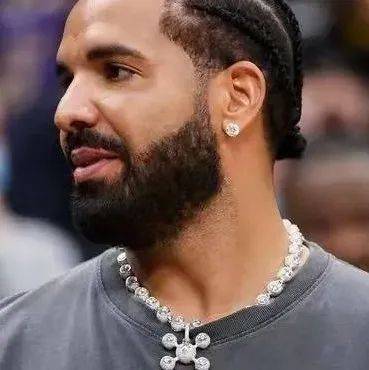 潮讯 丨 天价首饰！ Drake 着用 Homer 价值 $190 万美元项链现身球场 ！_Barbour_系列_滑雪