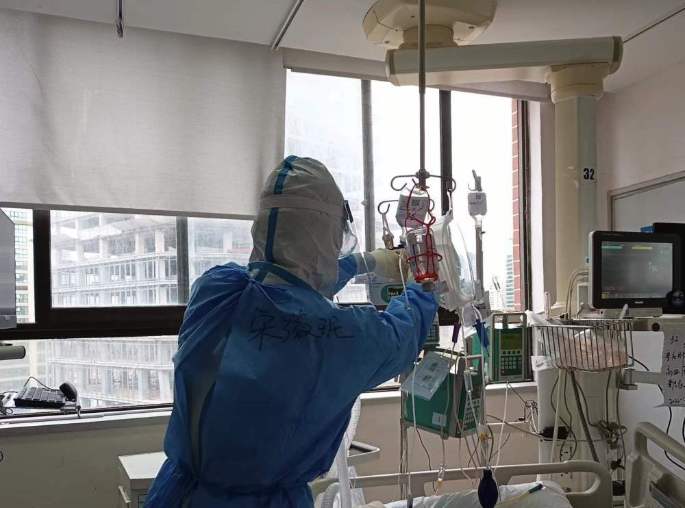 上海ICU里的“90后”男护士：不负青春 守护生命_宋徽珉_患者_护理