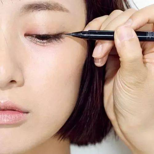 完美眼妆技巧!还不会画眼线的妹纸,还不赶紧看过来?内眼角眼睛中央